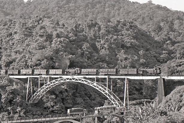 Power Parade Gold - E10 Rack Tank Locomotives